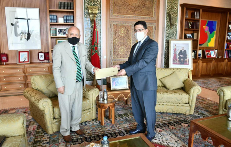 Embajador Amaury Justo Duarte entrega las Copias de Estilo de sus ...